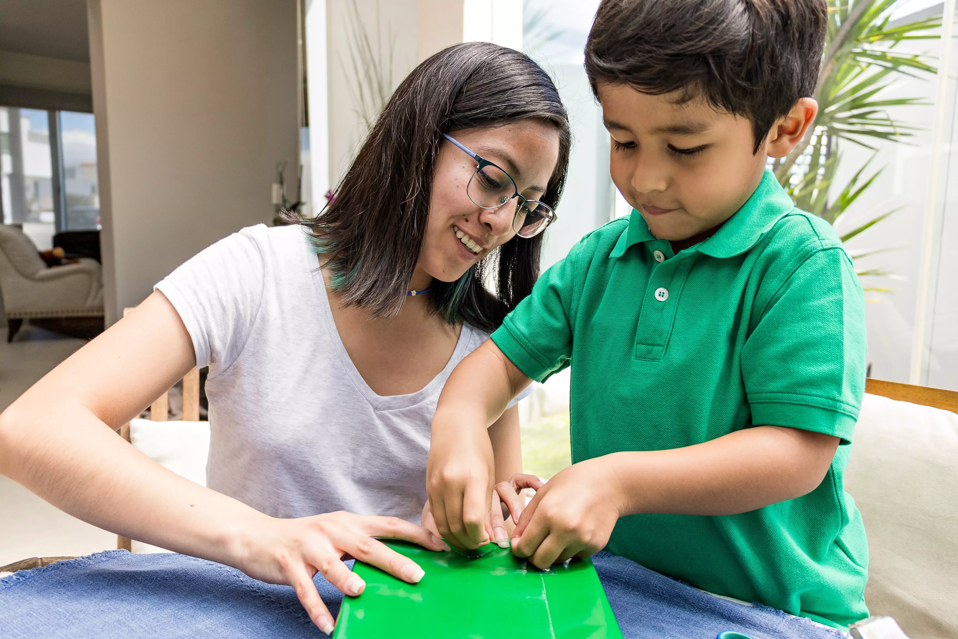 Le responsabilità dei bambini includono il confezionamento di regali per le vacanze.