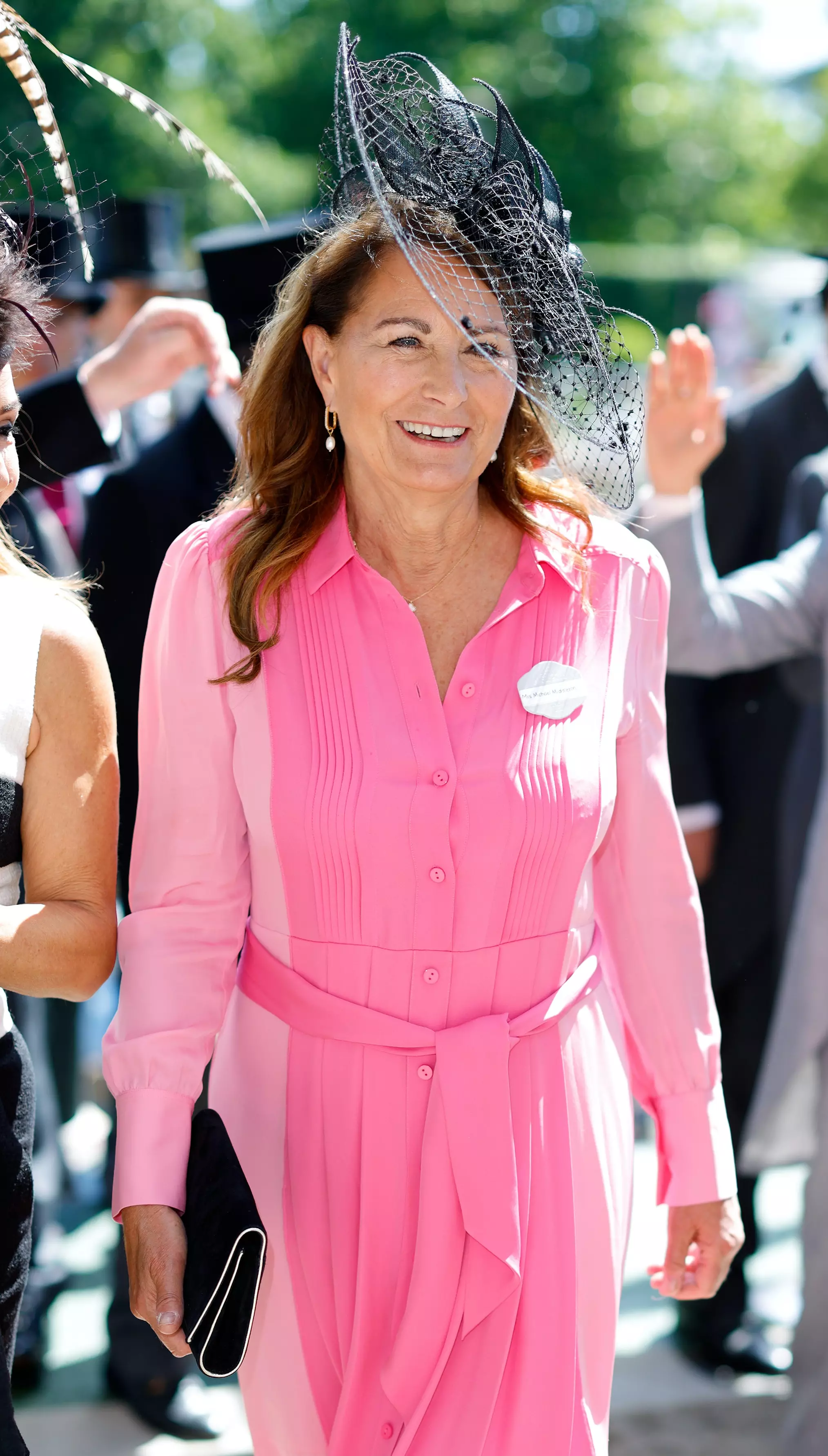 Carole Middleton parecia realeza no vestido rosa da filha Kate