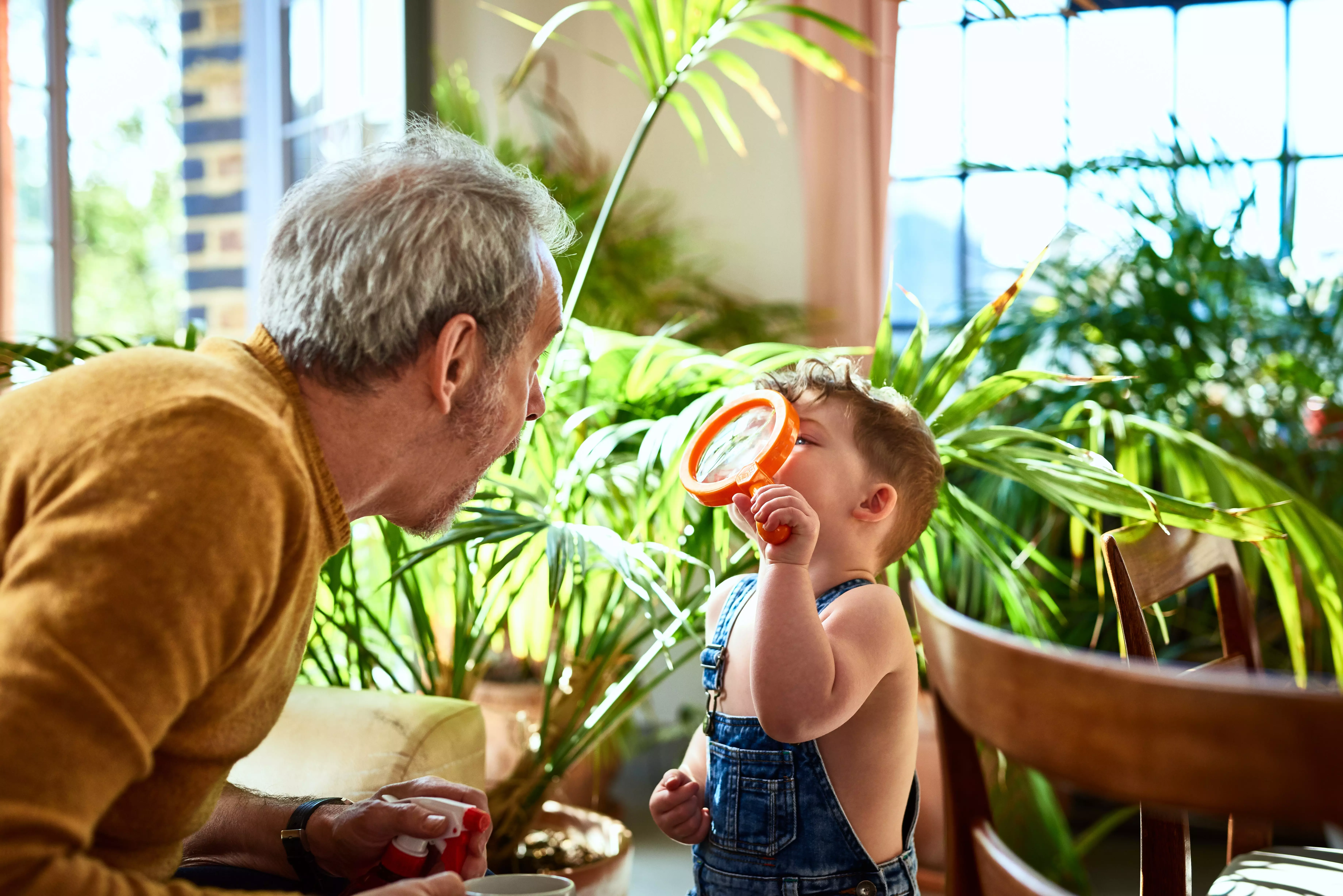 garotinho e seu tio brincando com lupa, legendas instagram para seu tio no pai'...