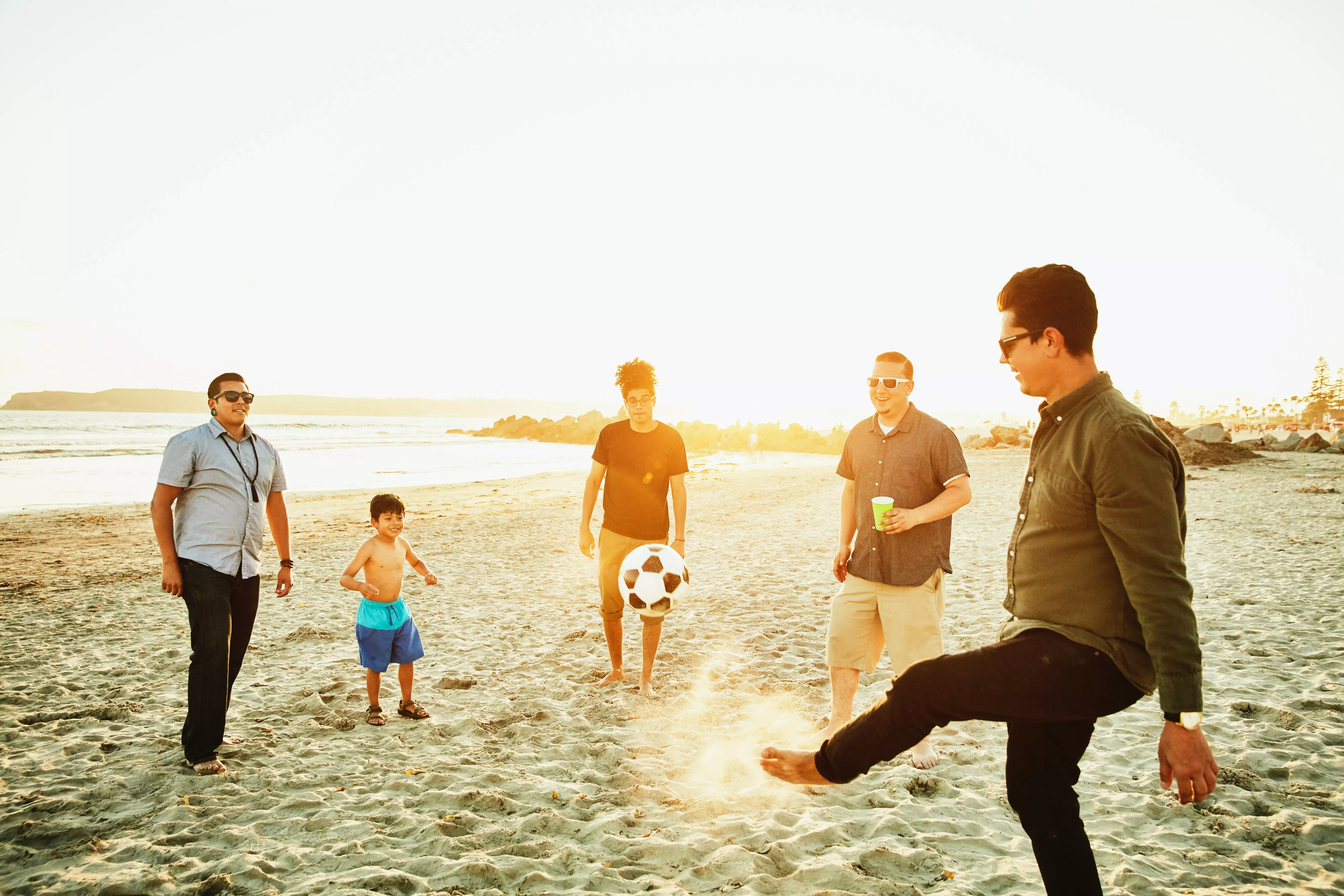 menino jogando futebol com tios na praia, legendas instagram para seu tio no dia dos pais