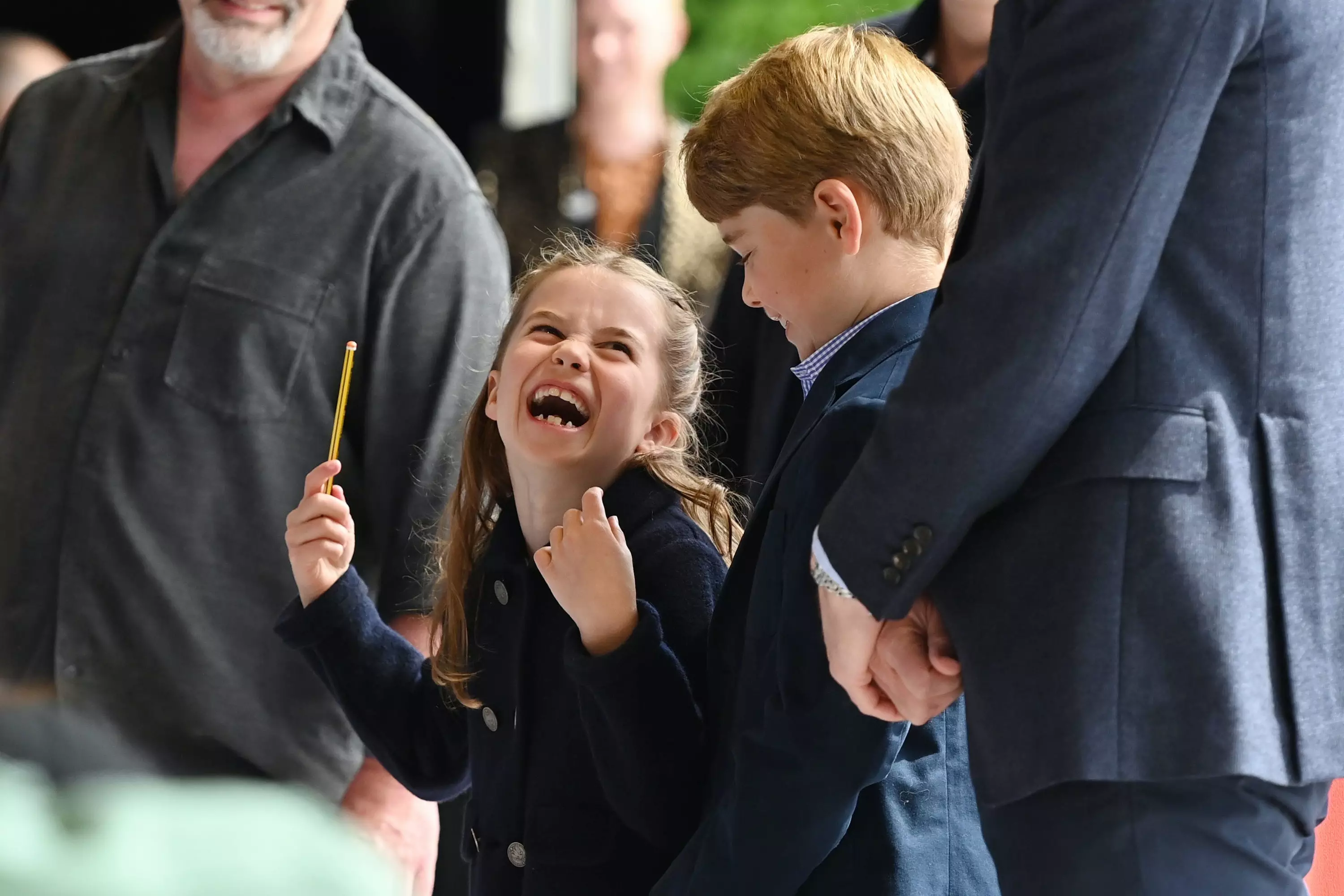 La princesa Charlotte dirige una orquesta.