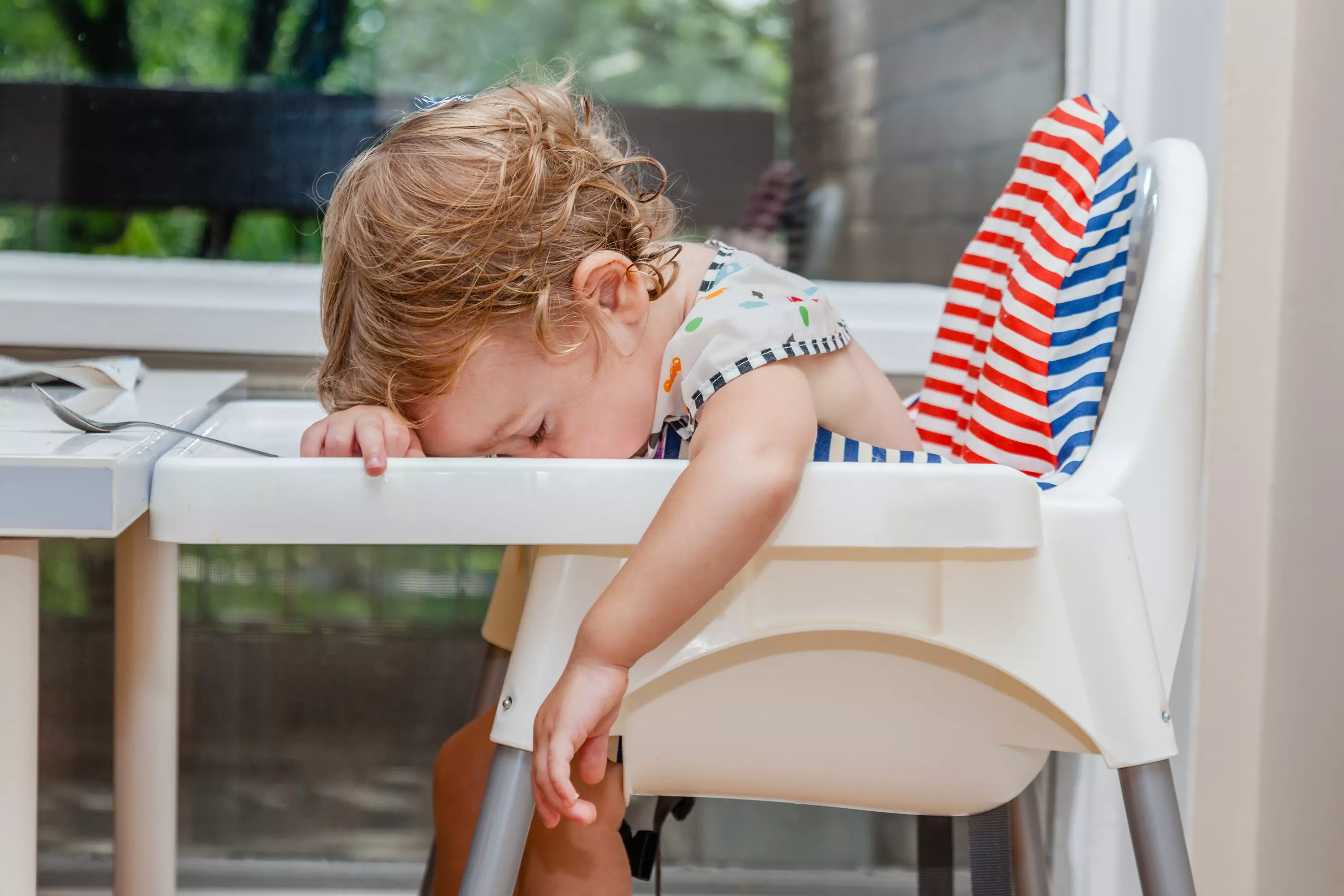 Soms is de reden waarom een baby tijdens een maaltijd in slaap valt eenvoudig: ze zijn gewoon uitgeput.