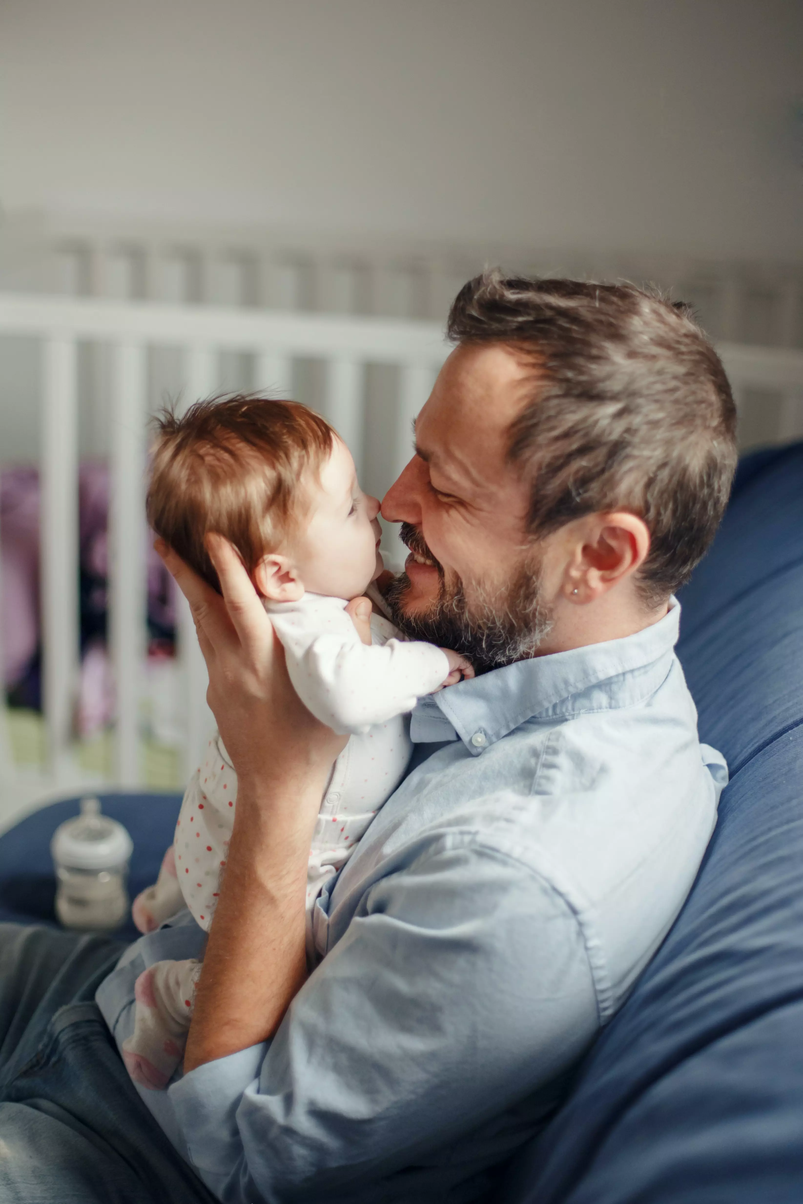 papà e bambino naso a naso, citazioni per la prima festa del papà