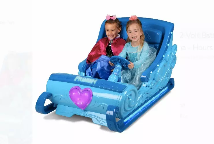 Walmart har en Frozen Ride-On Sleigh.