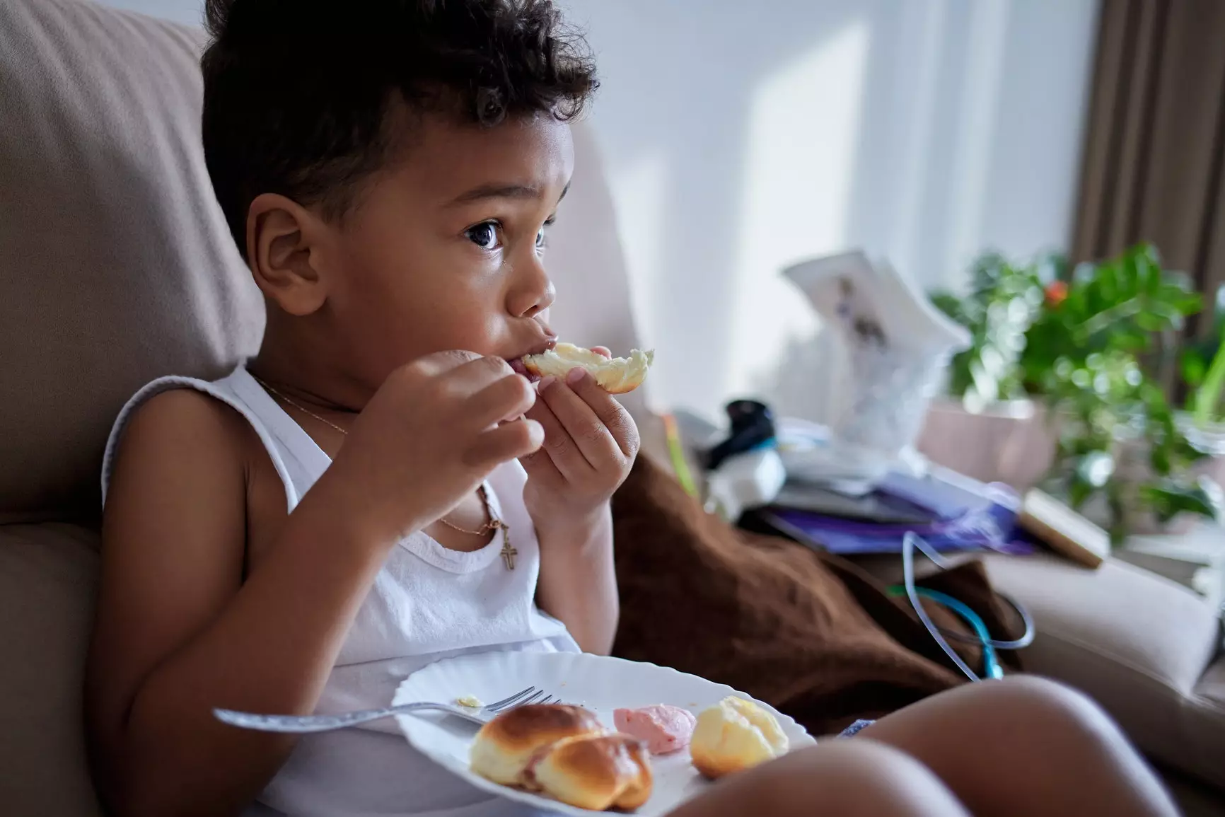 自分で食事をするのが苦手なときに子供に食事を与える方法