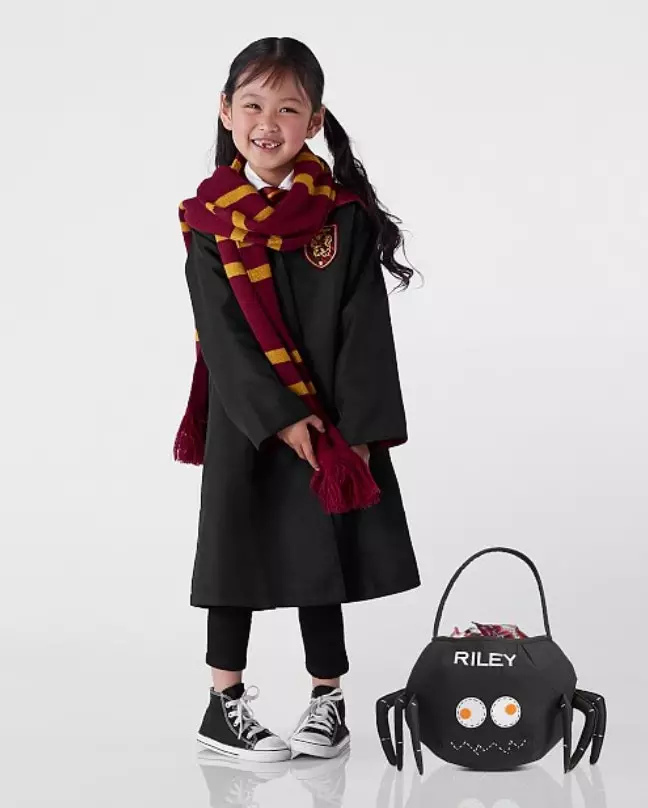 Teine laitiiti o loʻo ofuina Harry Potter toniga mo Halloween