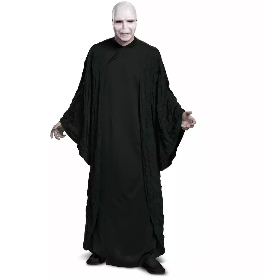 Adult disfressat amb la disfressa de Halloween de Voldermort