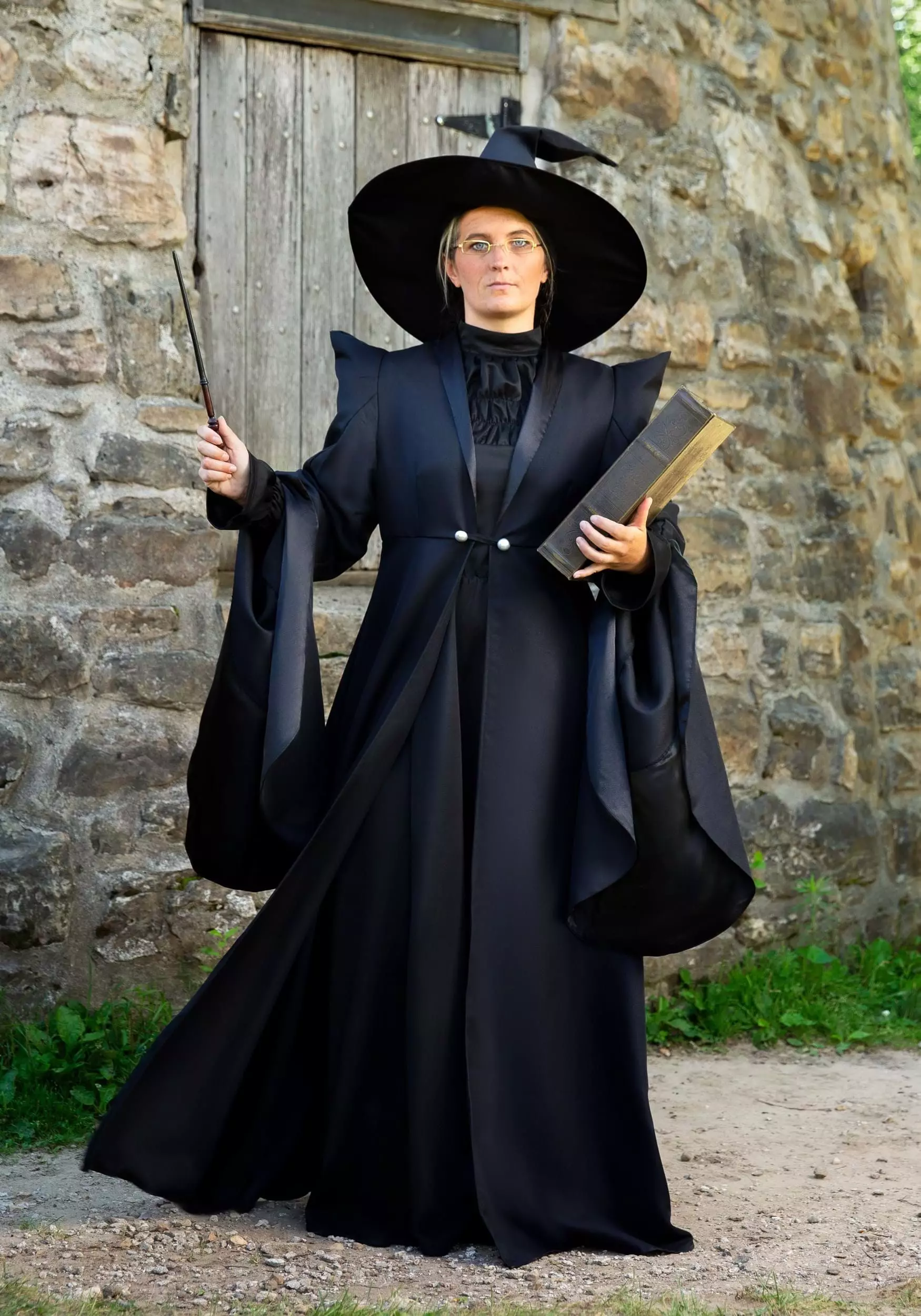 Nainen pukeutunut professori McGonagall-asu