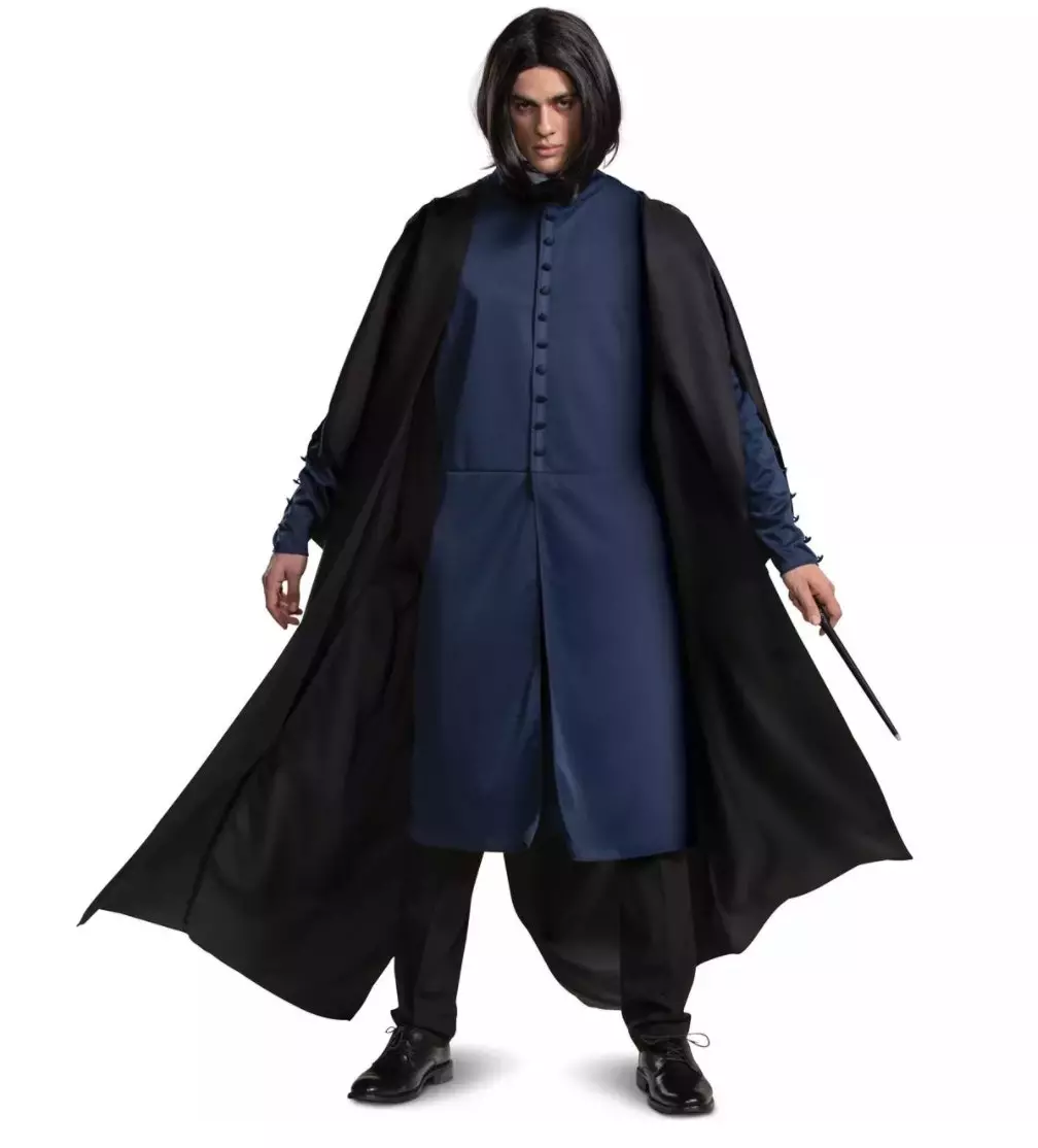 Tus txiv neej laus hnav Snape costume los ntawm