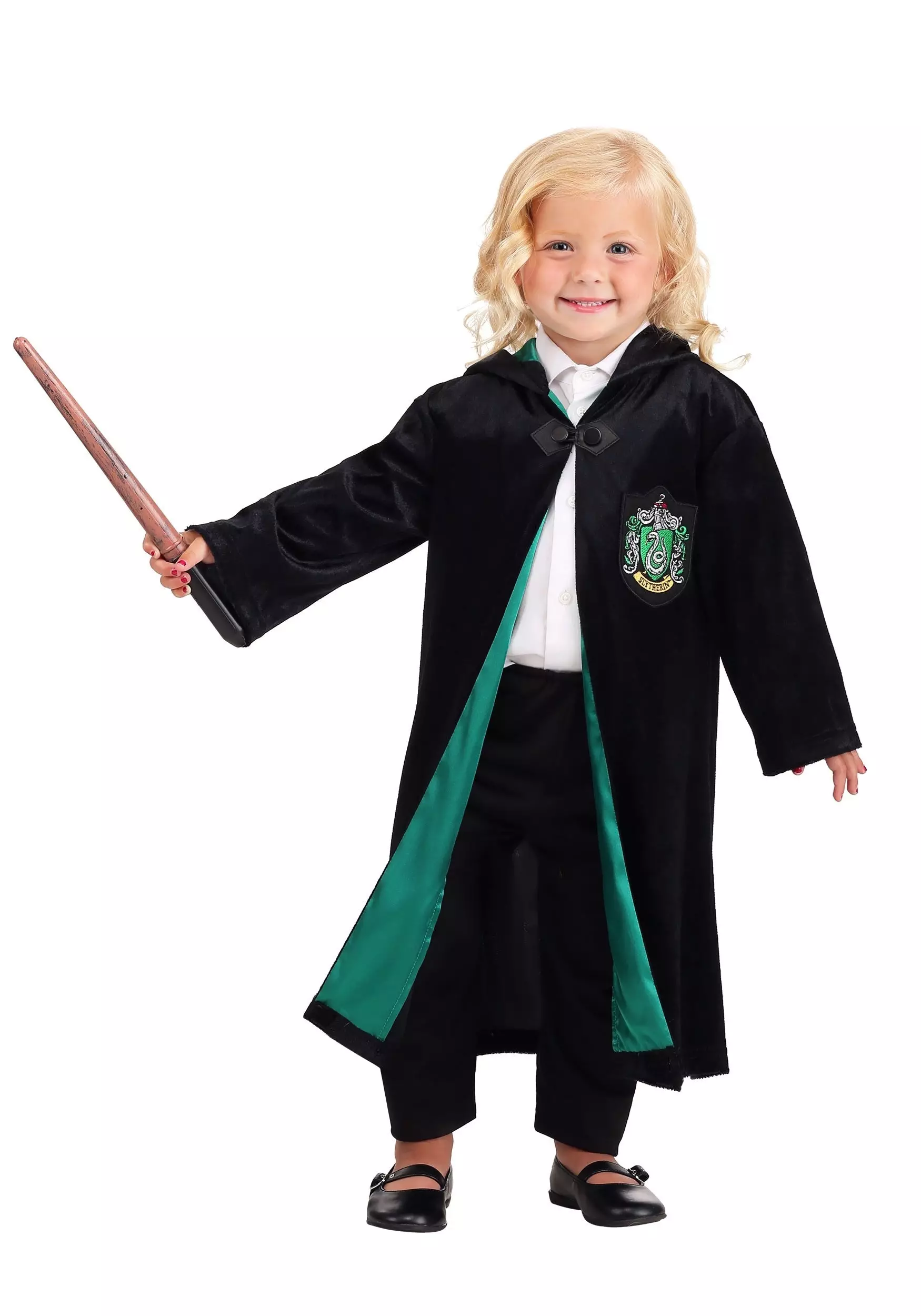 Taaperotyttö pukeutunut Harry Potter Slytherin kaapuasuun