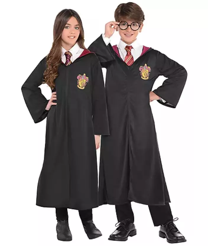 Nen i nena modelant bates de disfresses de Harry Potter