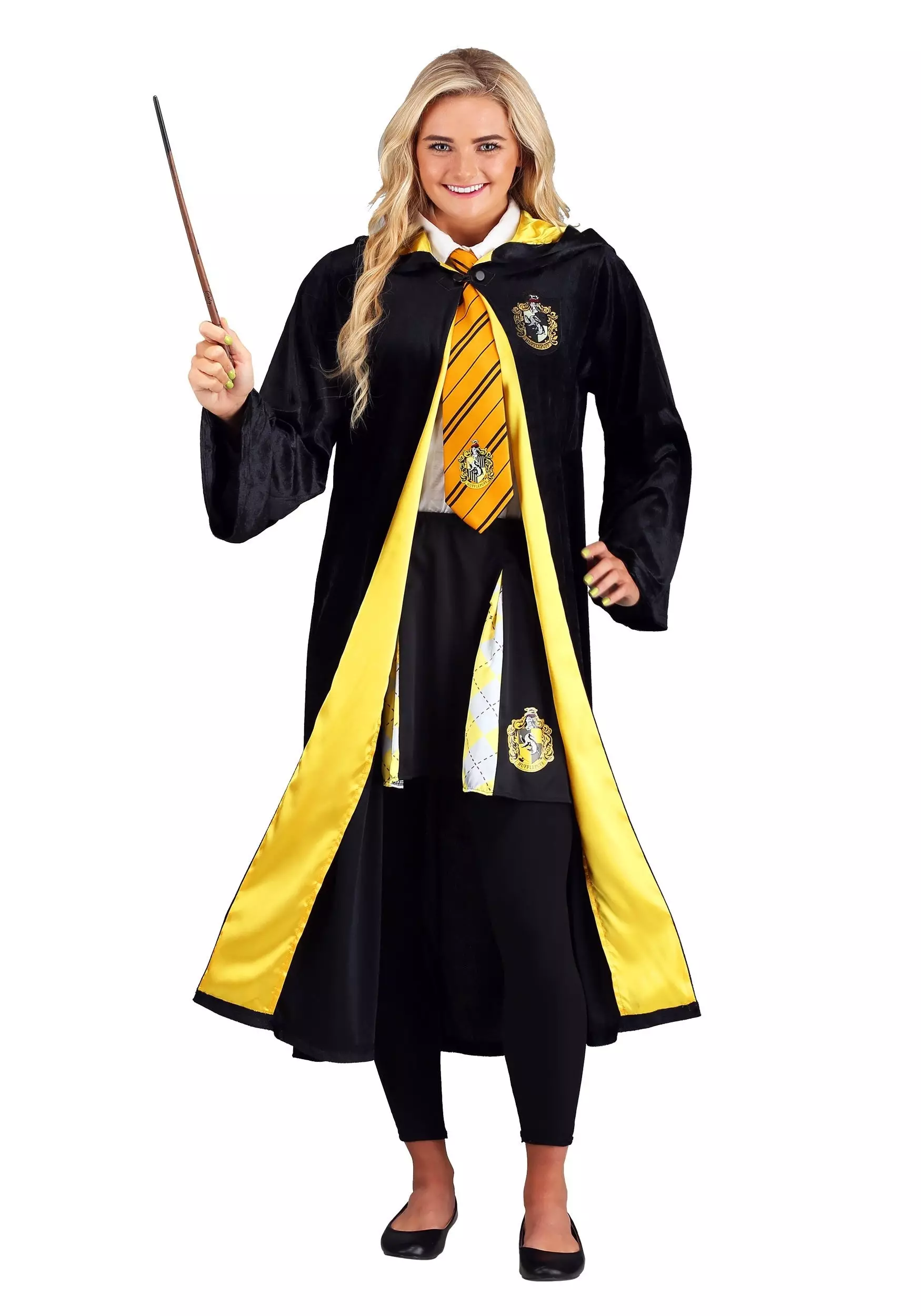 Dona posant amb la bata de Harry Potter Hufflepuff