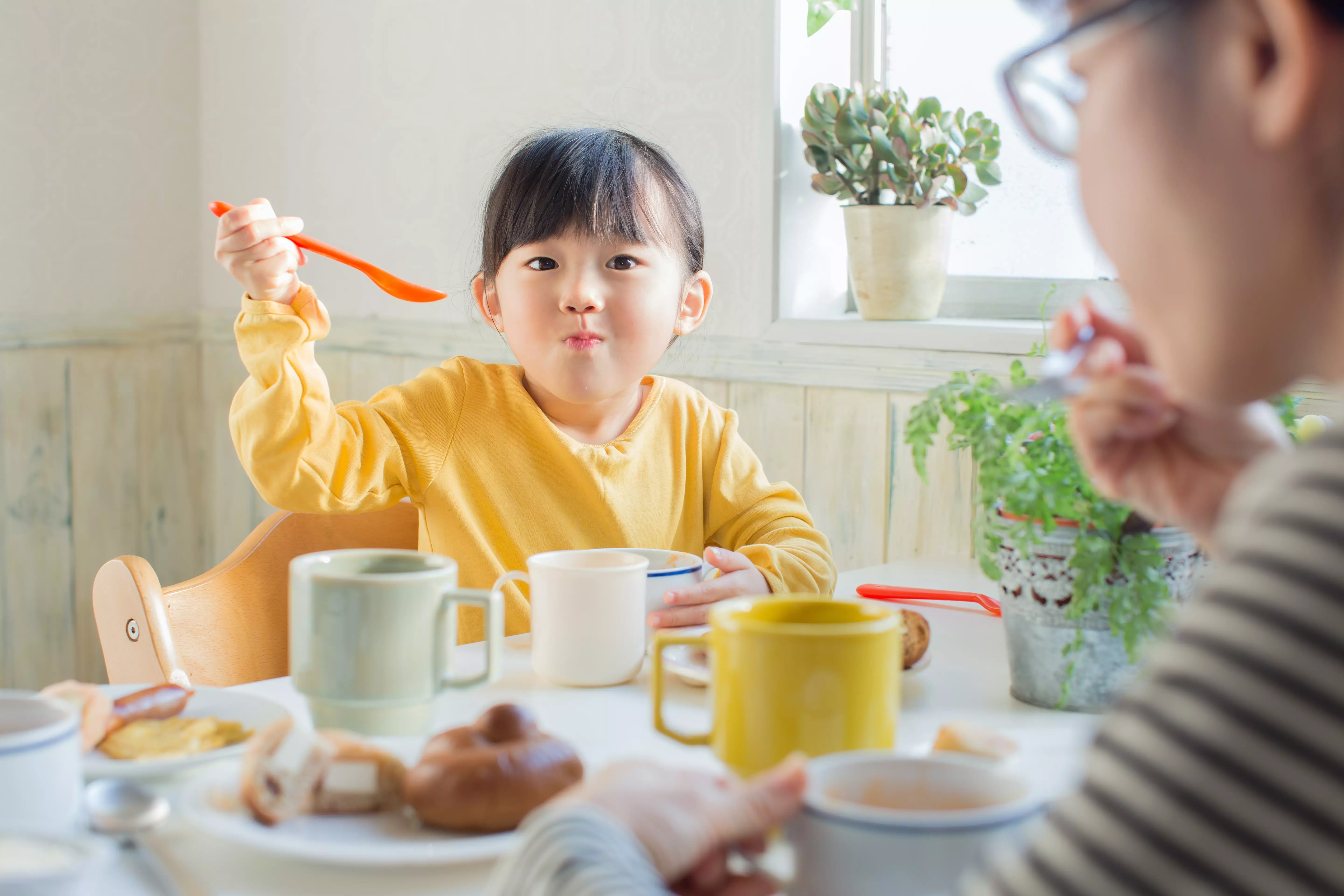 Ang Pagpipilit sa Iyong Anak na Kumain ay Hindi Makakatipid sa Iyong Katinuan — Ngunit Ang Mga Tip na Ito na Inaprubahan ng Eksperto 81212_2