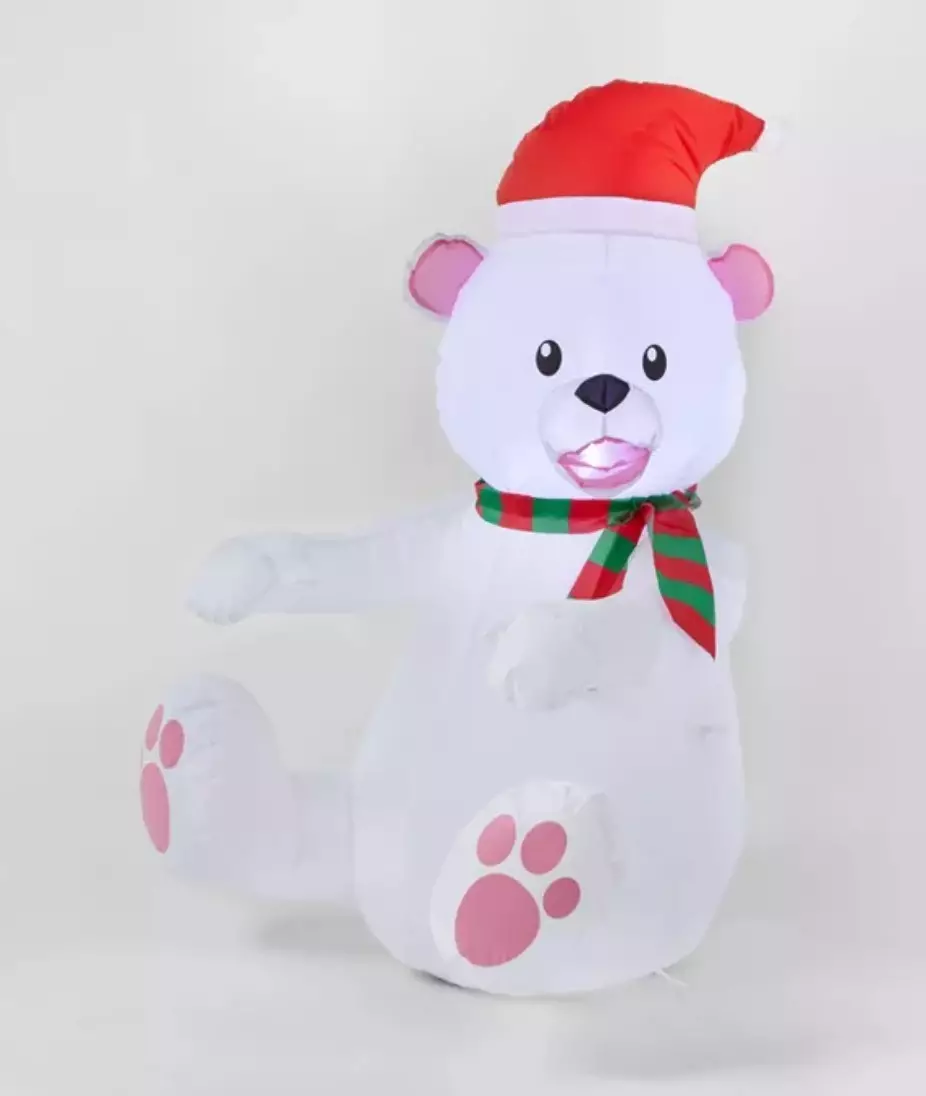 Esta decoração de Natal insuflável com urso polar já está disponível na Target.