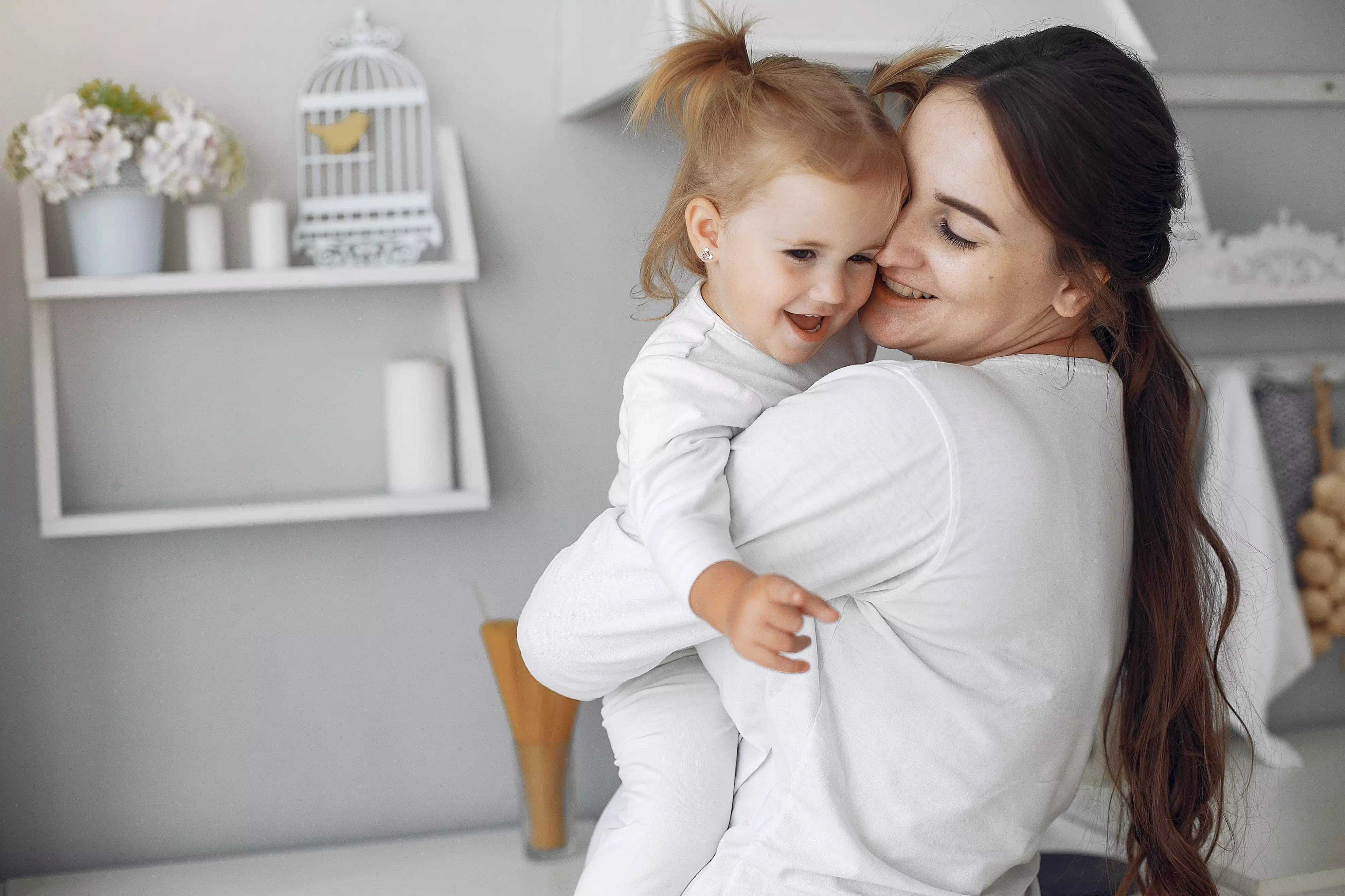 Los expertos dicen que querrá levantar a su niño pequeño con las piernas y no con la espalda durante el embarazo.