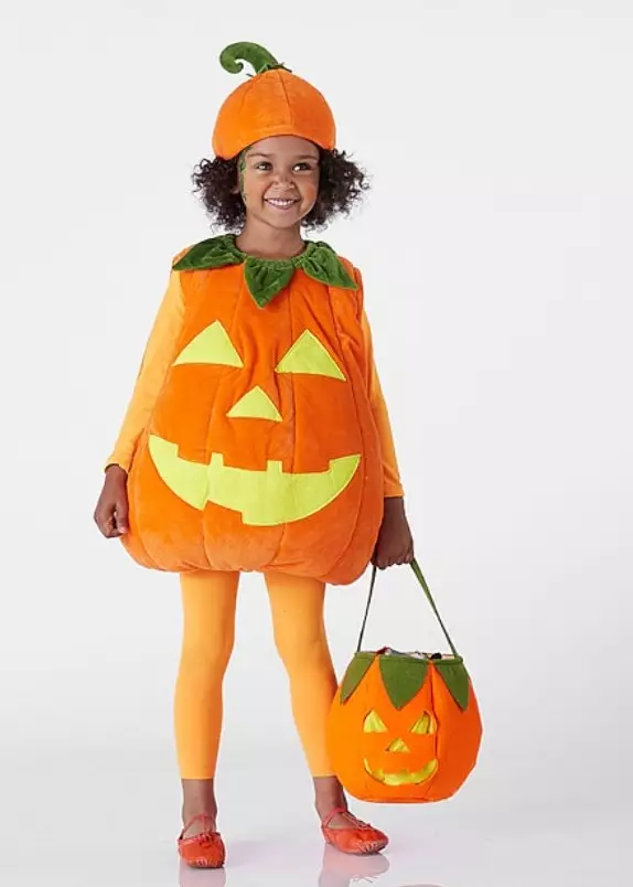 Maliit na batang babae na nakasuot ng Jack-o-lantern costume