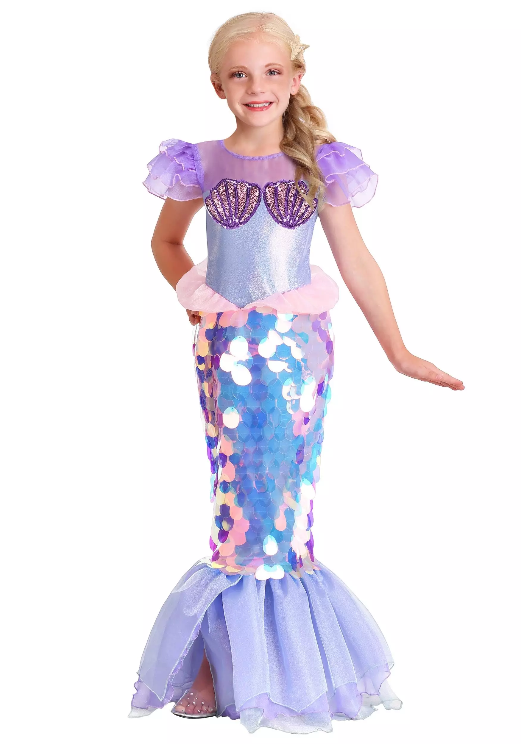 Batang naka-pose sa Halloween Costume ng sirena