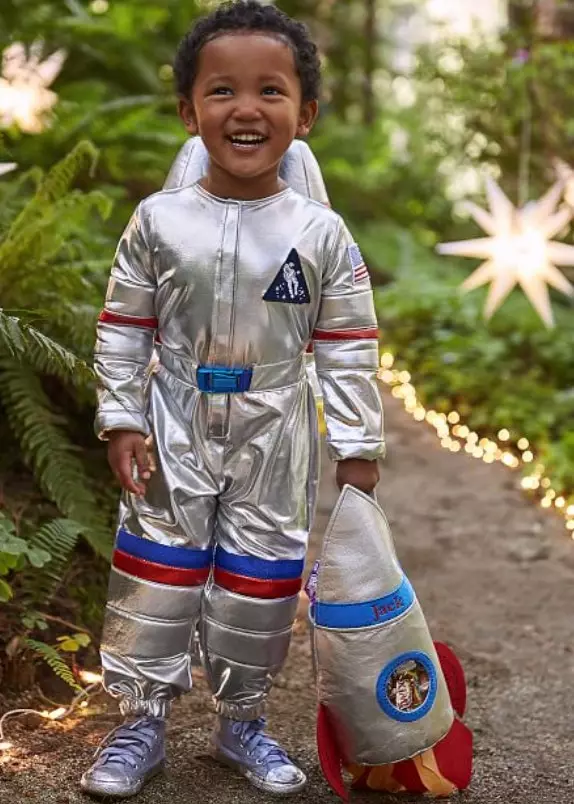 Maliit na batang lalaki na nakasuot ng costume ng astronaut