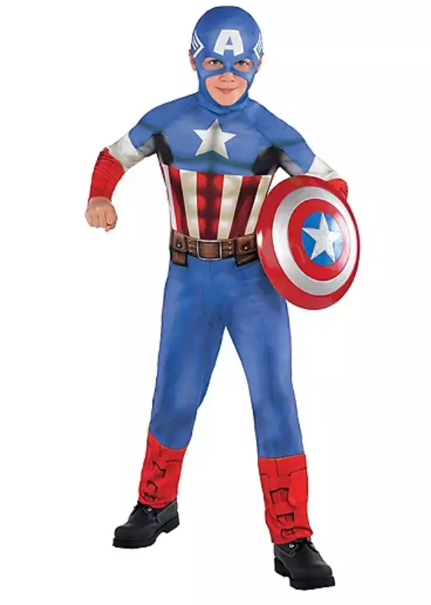 Batang lalaki na nakatayo, naka-pose na naka-Captain America costume