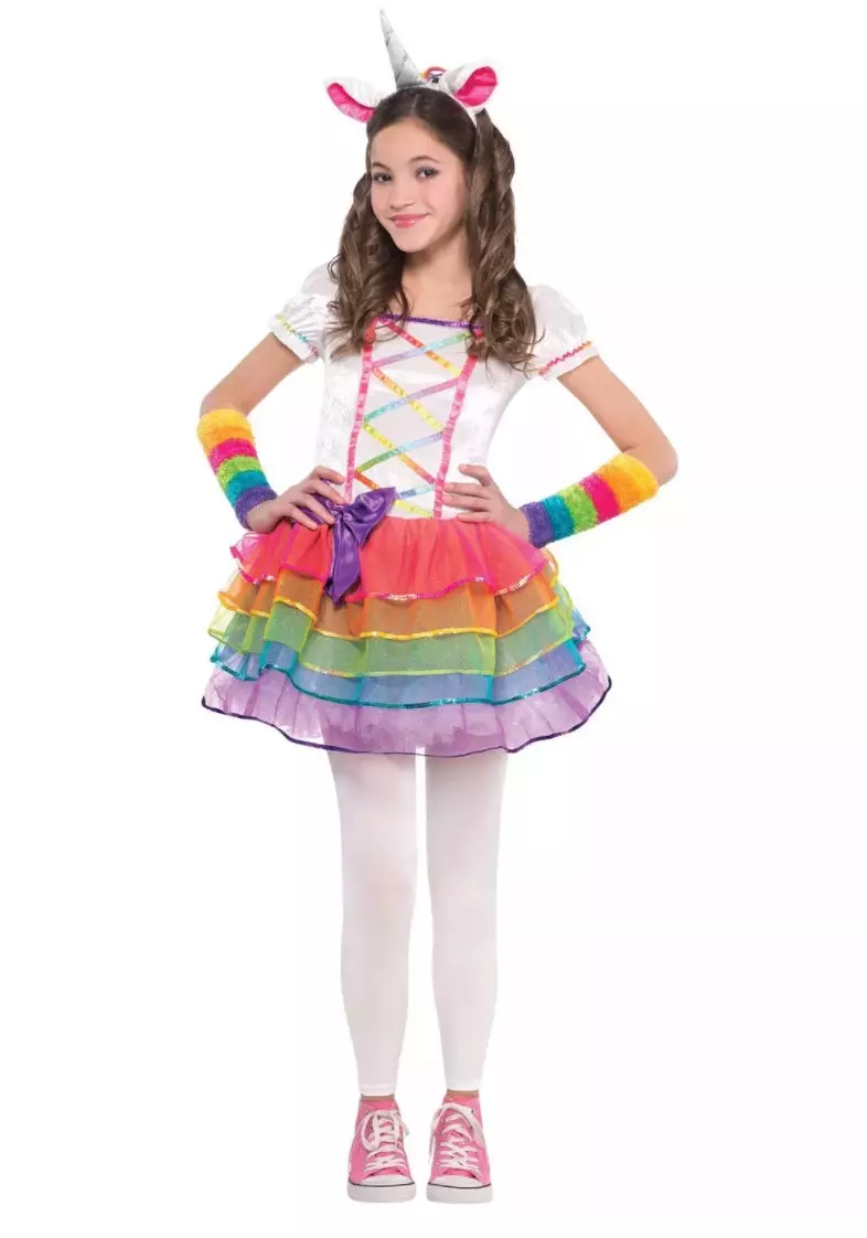 Maliit na batang babae na naka-unicorn tutu costume