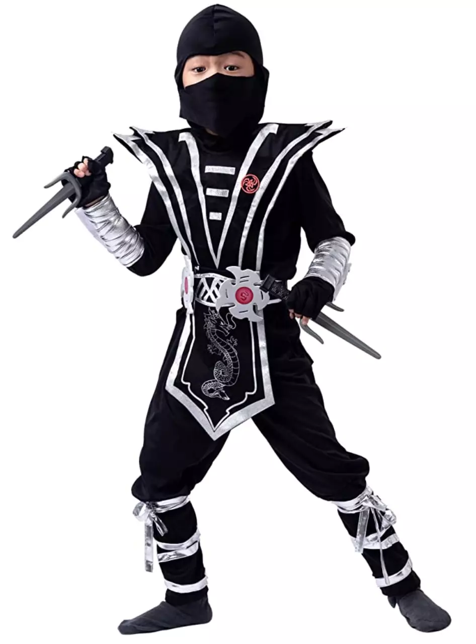 Maliit na batang lalaki na nakasuot ng ninja costume