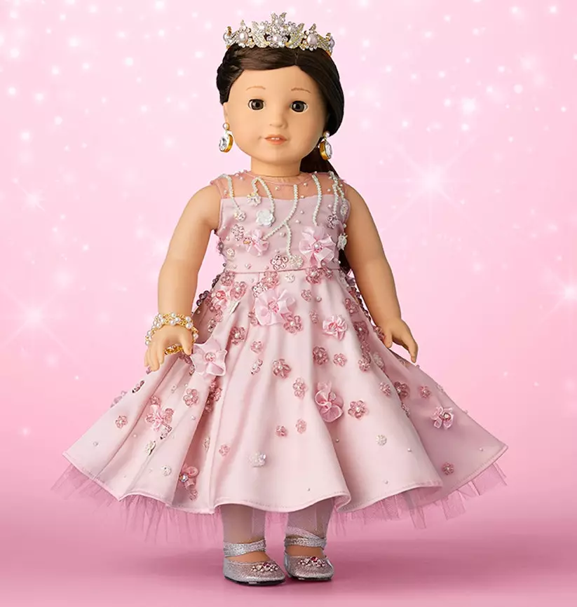 Kini nga mga Swarovski-Covered American Girl Dolls Mopalit sa Liboan ka Dolyar 83676_4