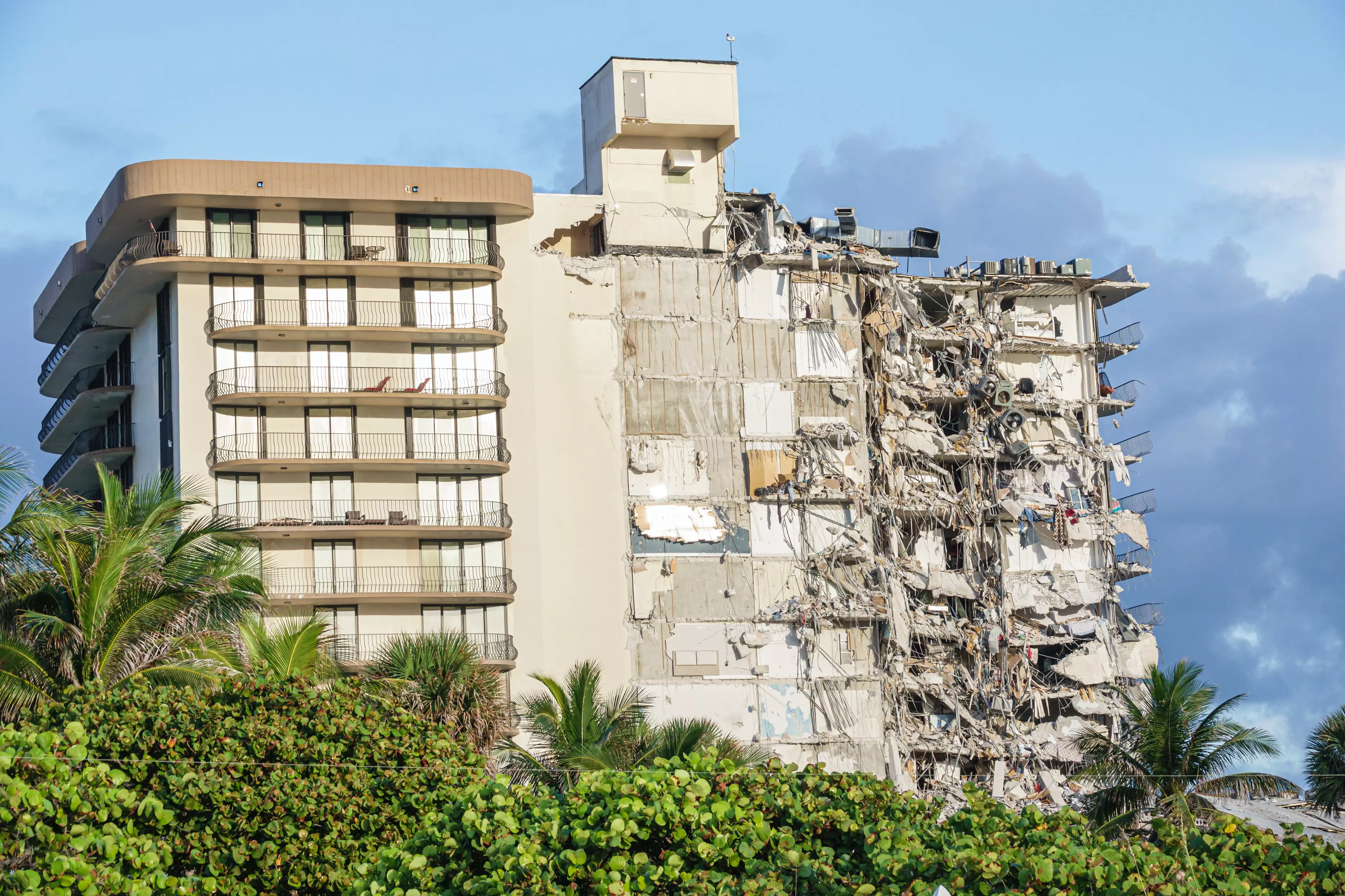 Faʻaleagaina na mafua ona o le paʻu o se vaega o le Champlain Towers condominium building, Surfside, Miami ...