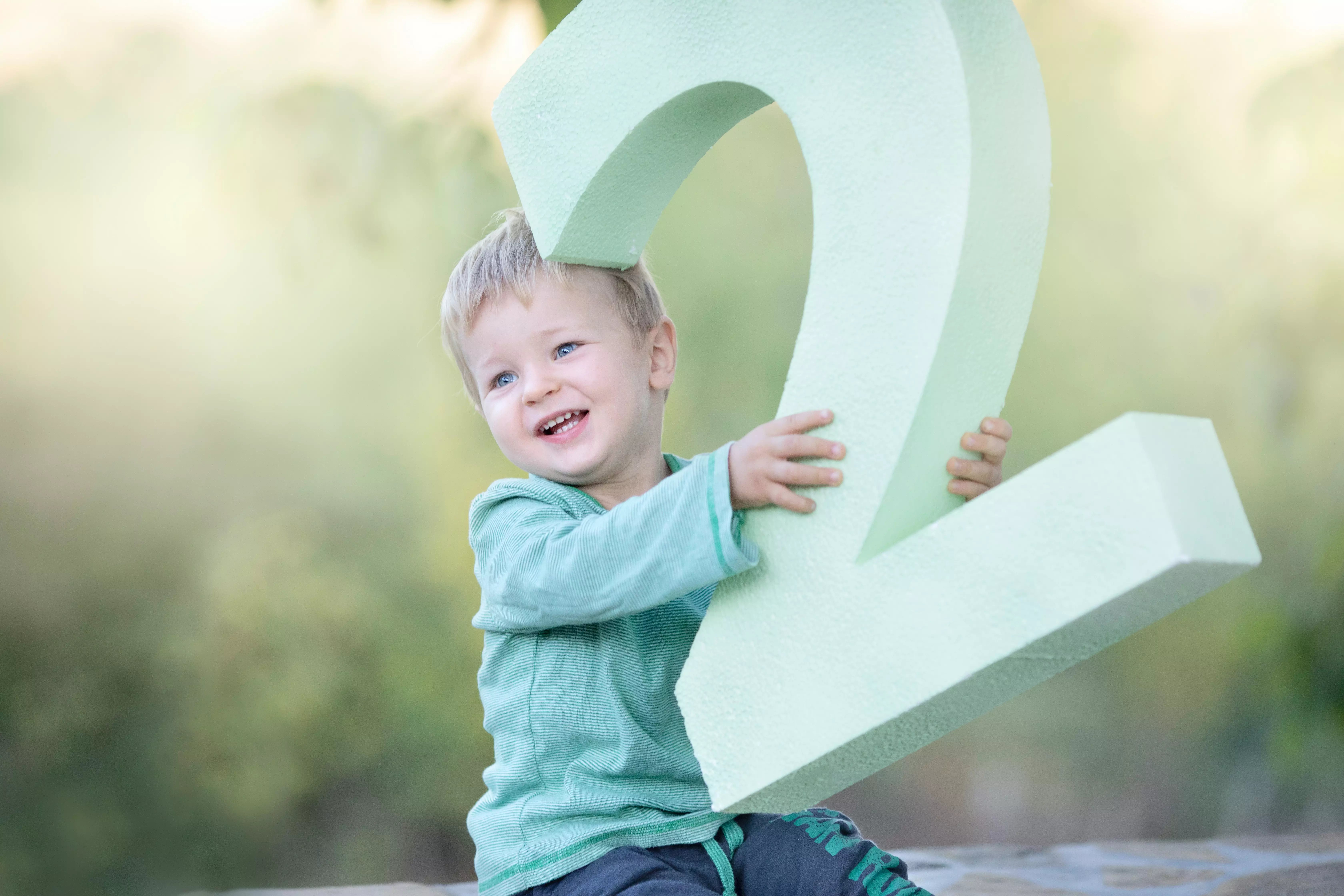 Kleine jongen met een groot nummer