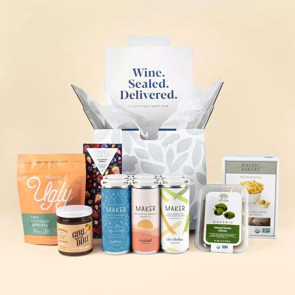 Maker Wine Wine and Gourmet Snack Pack is een Moederdag cadeaumand gevuld met lekkers